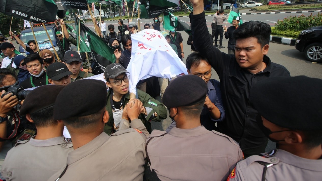 Demo Tolak Kenaikan Harga BBM di Patung Kuda Jakarta - Vlix.id Demo Tolak Kenaikan Harga BBM di Patung Kuda Jakarta - Vlix.id